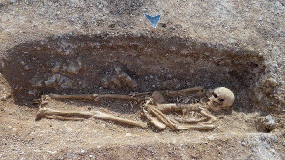 Croydon: Saxon graves discovered under car park - BBC News
