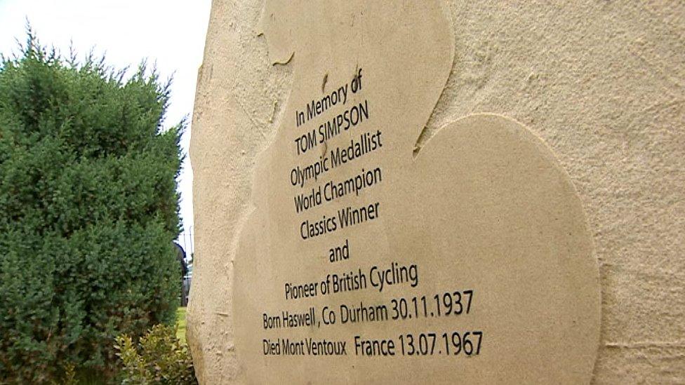 Sir Bradley Wiggins unveils memorial to Tom Simpson - BBC News