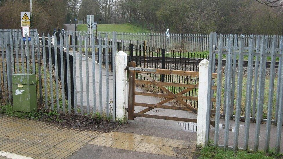 Network Rail 'halts plans' to shut Cottonmill crossing - BBC News