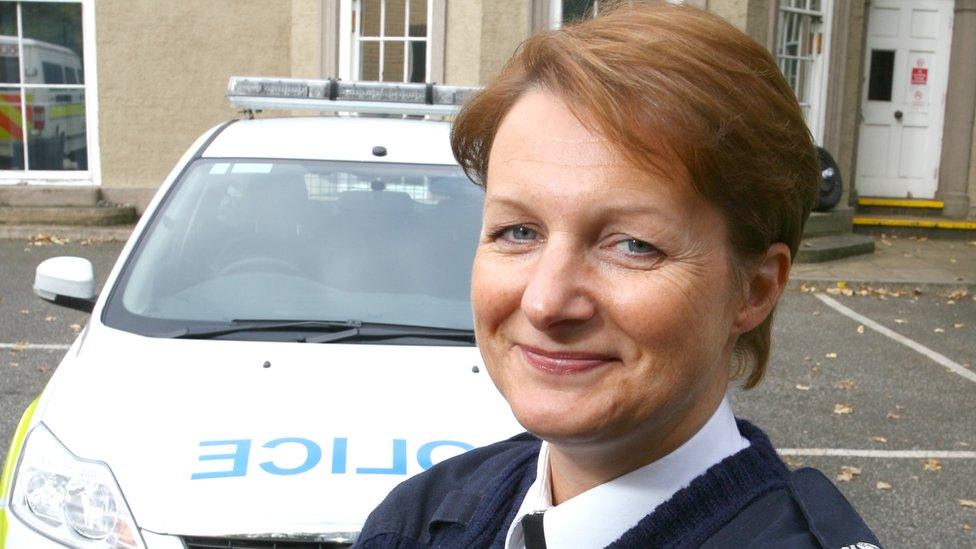 Police inspector Zoe Hallam rowed dinghy despite 'bad back' - BBC News