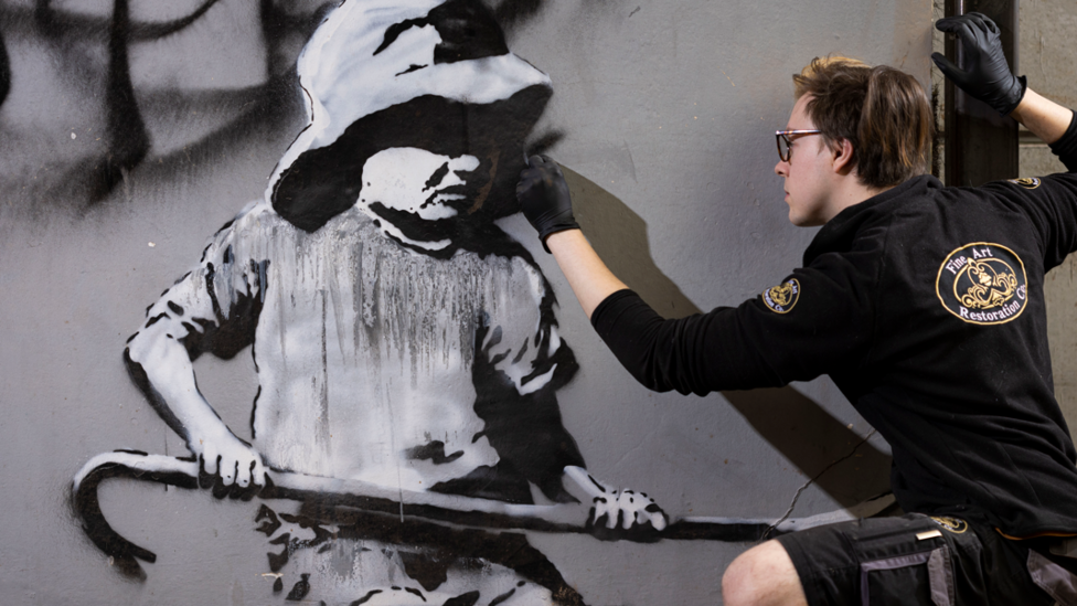 Speculation Banksy is behind new tree mural in London street - BBC News