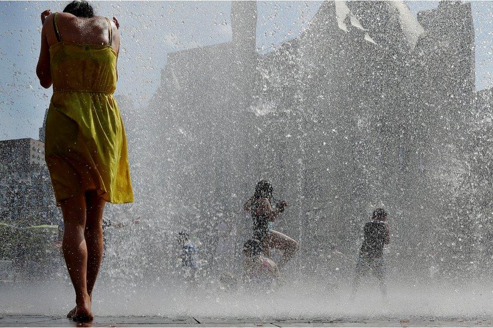 In pictures: Americans cool down in sweltering heatwave - BBC News