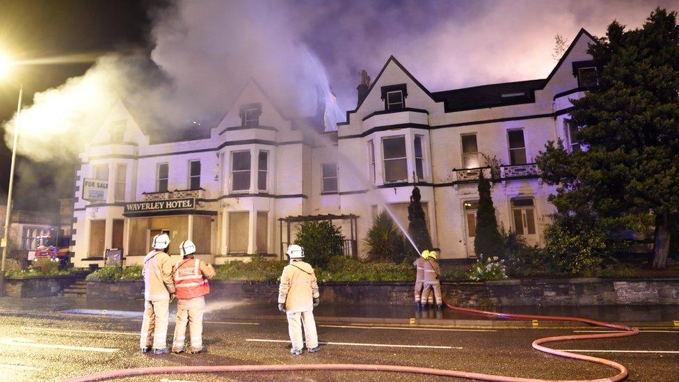 Waverley Hotel in Perth damaged by fire - BBC News