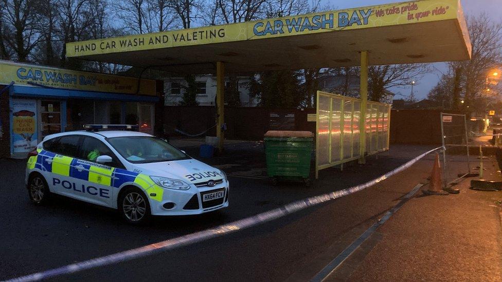 Two arrested after Bishopstoke car wash death released - BBC News