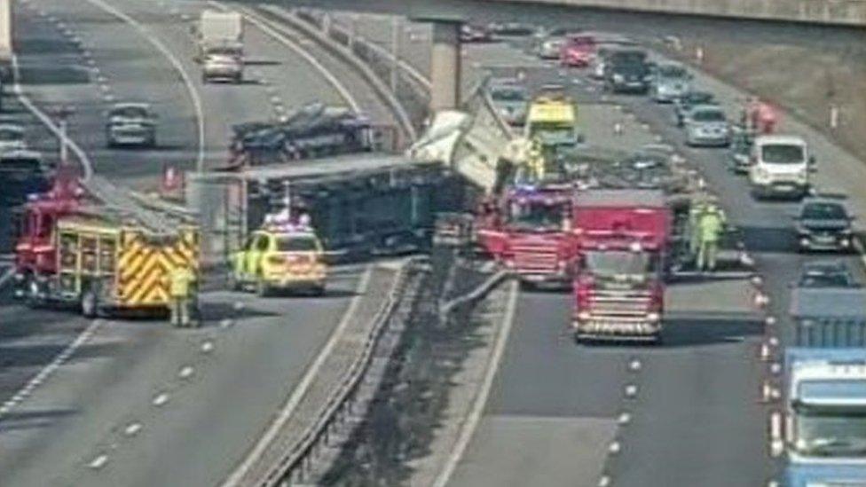 Drivers fined for filming M40 crash in Henley-on-Arden - BBC News
