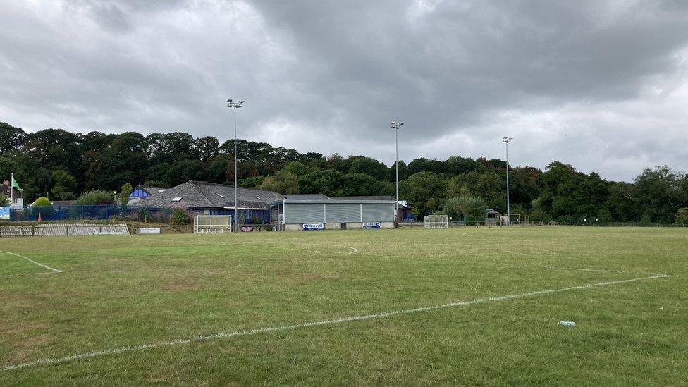 'Torcalon' diffyg chwaraewyr pêl-droed Castellnewydd Emlyn - BBC Cymru Fyw