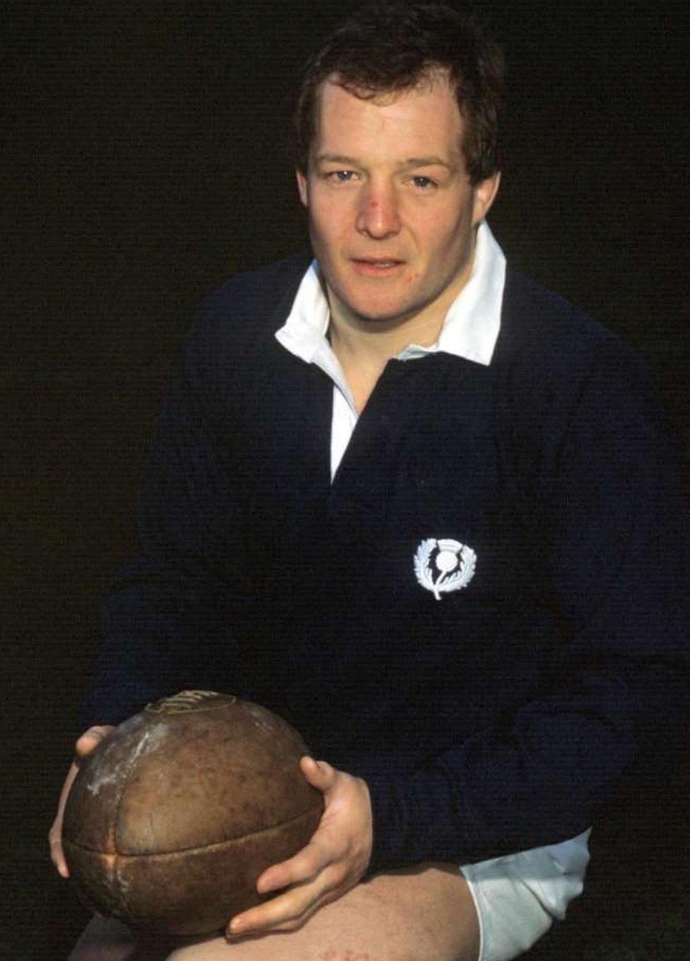 Scotland rugby legends taking supplies to Ukraine in 4x4s - BBC News