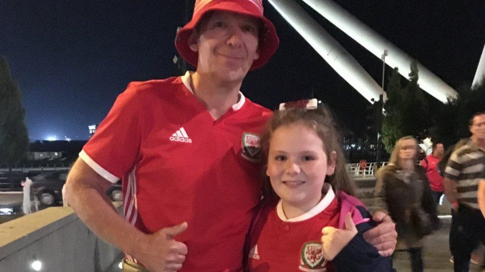 Fans congratulate Wales women football team despite loss - BBC News