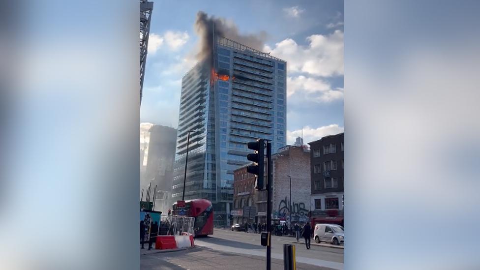 Aldgate fire: Large blaze at high-rise London tower block - BBC News