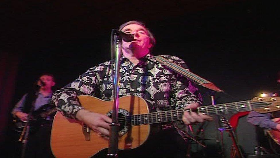 Sydney Devine tours again despite heartbreak - BBC News