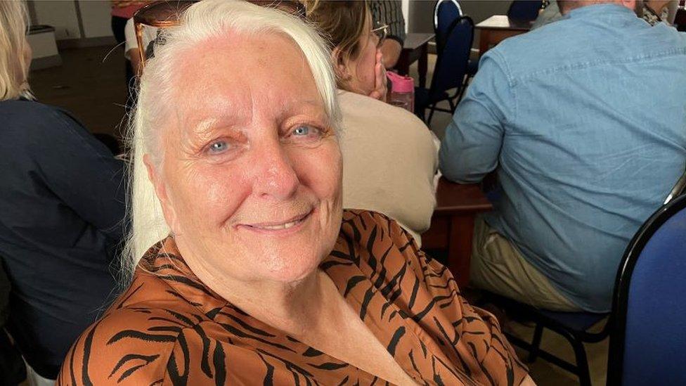 Luton: Pioneers of women's football honoured with blue plaque - BBC News