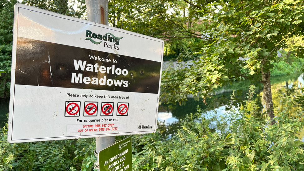 Boy, 10, dies after being pulled from river in Reading - BBC News