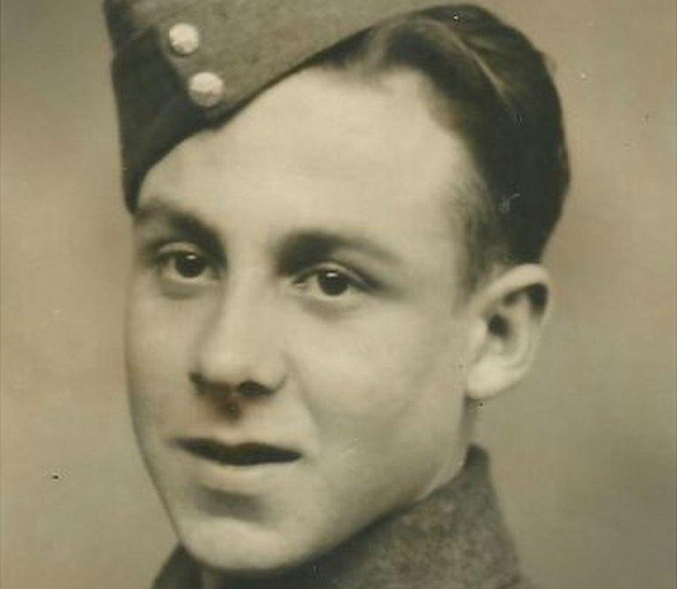 'Mobot' photo reunites Ottershaw runner to father's family - BBC News