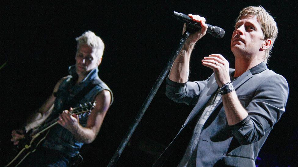 Bees delay Matchbox Twenty concert in Tucson - BBC News