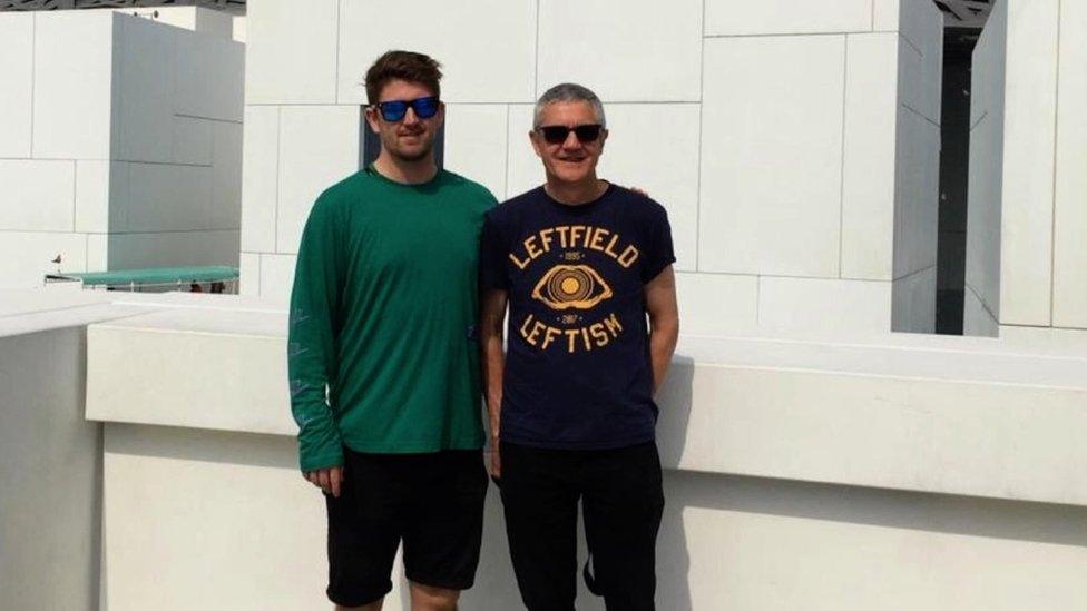 Dedicated dad snaps son in photo every day for 21 years - BBC News