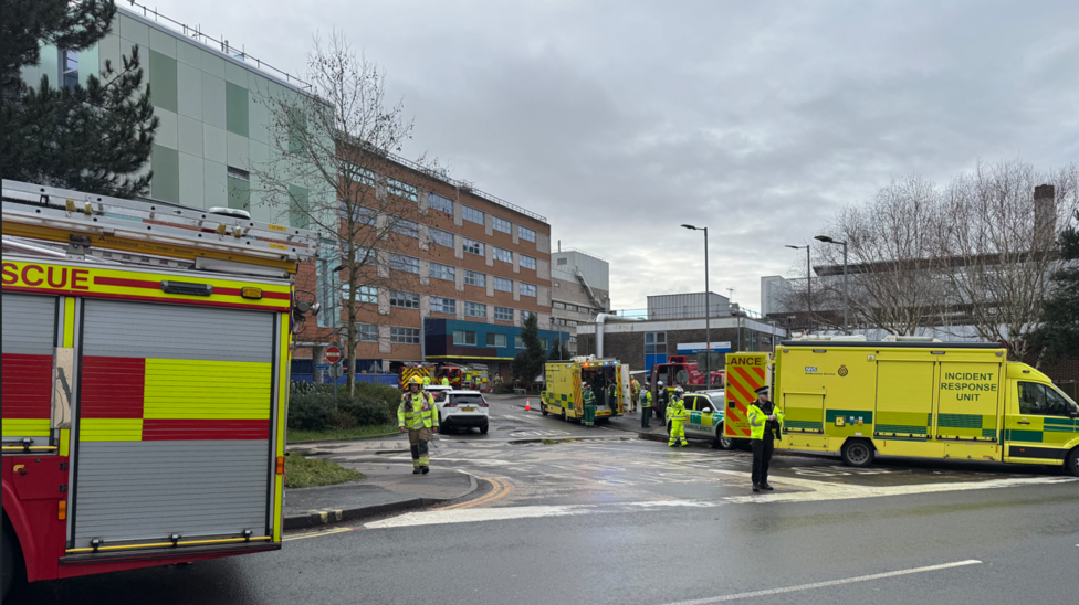 Hampshire hospitals 'stretched' to help after Southampton fire - BBC News