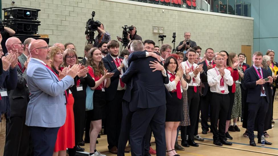 Conservative former minister Johnny Mercer loses Plymouth seat - BBC News