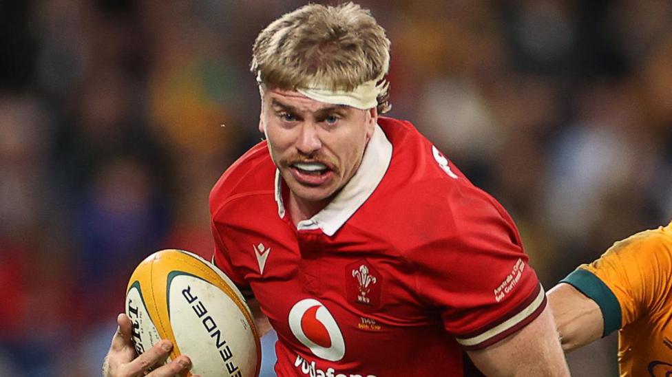 Aaron Wainwright: Wales number eight unsure on return date - BBC Sport