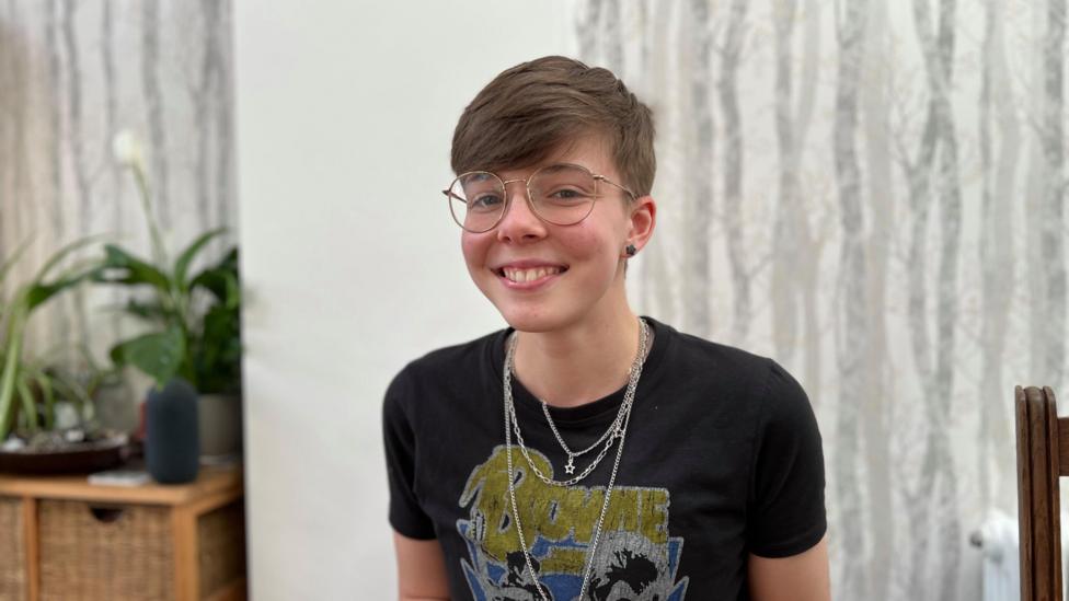 Eating disorder referrals prompt charity expansion - BBC News