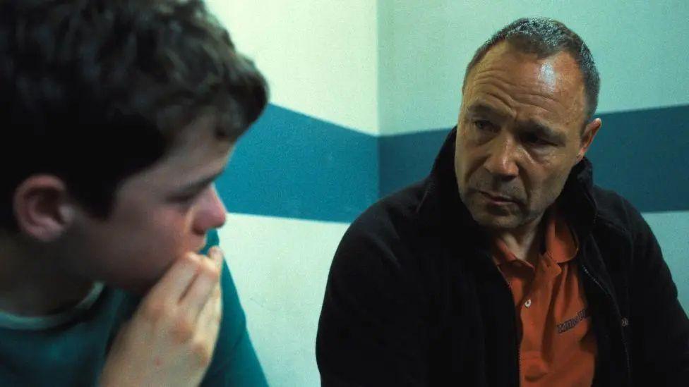 Stephen Graham urges 'every kid from Kirkby' to dream - BBC News