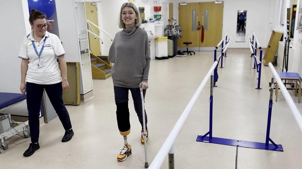 Double amputee climbs Mount Kilimanjaro - BBC News