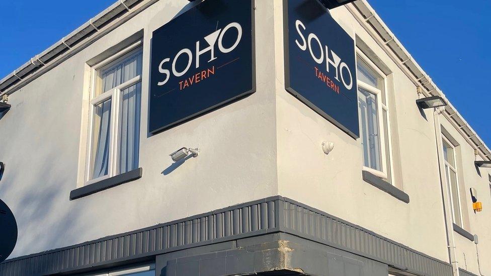 Birmingham pub mental health scheme aims to break taboos - BBC News