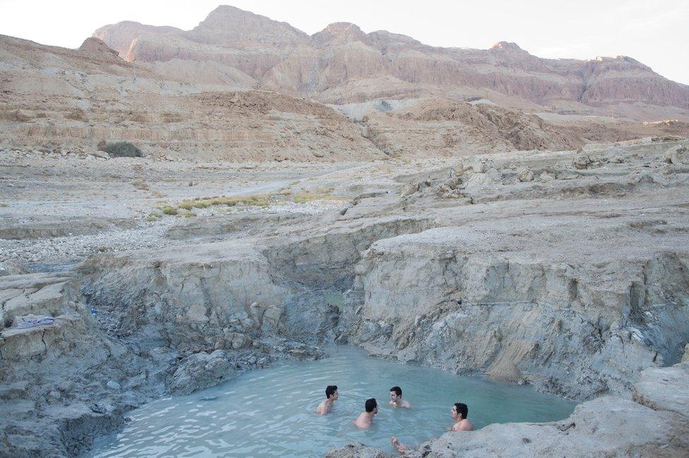 Week in pictures: 31 December 2016 - 6 January 2017 - BBC News