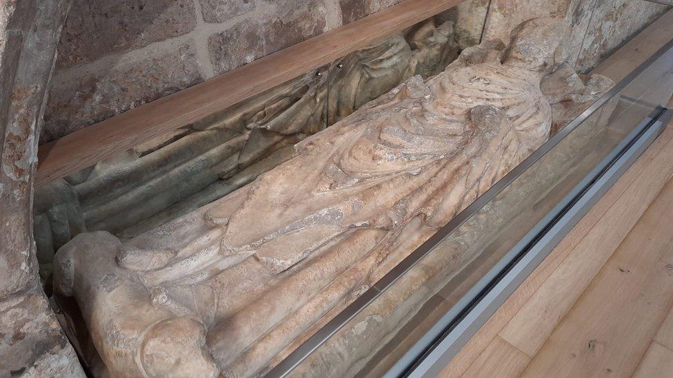 'Nationally significant' effigy found in Derbyshire church - BBC News