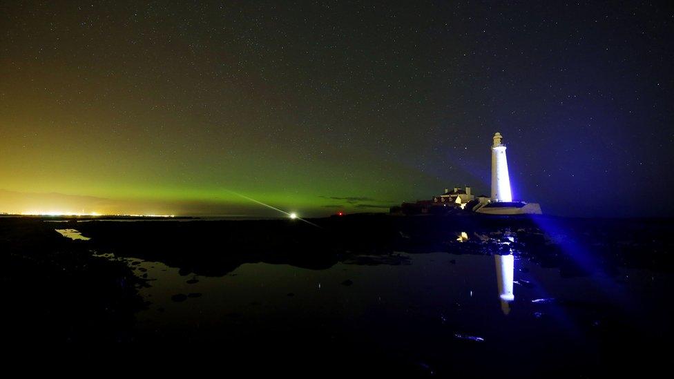Northern Lights seen over England - BBC News