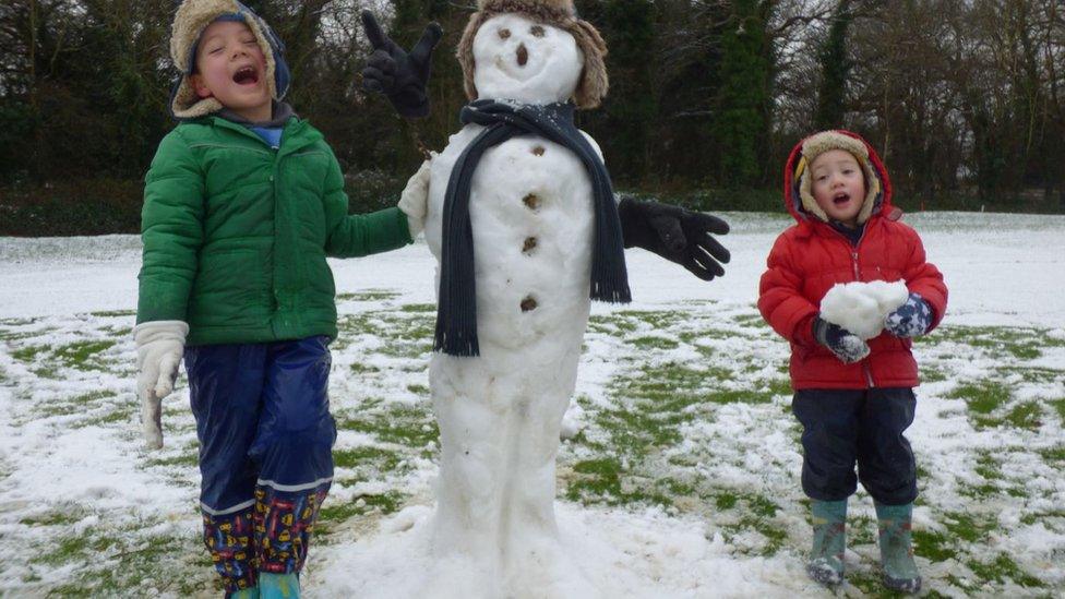 Snow sweeps UK: Your pictures - BBC News