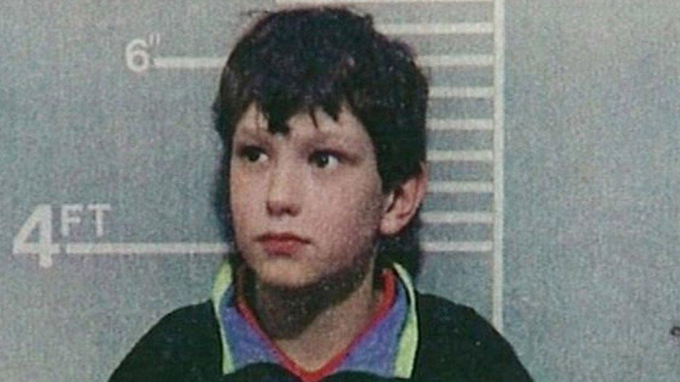 Jon Venables' prison officer admits selling stories at retrial - BBC News