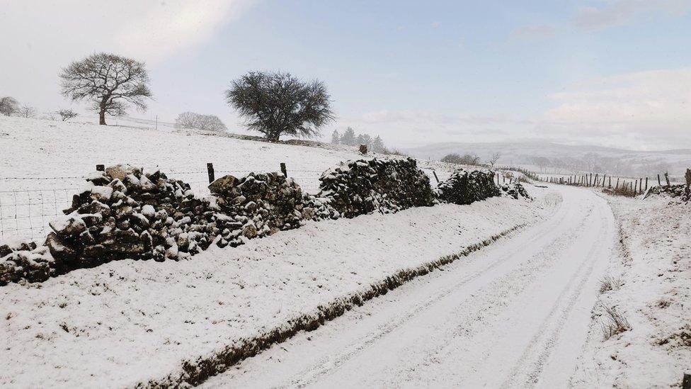 Heavy snow forces schools to close in Cornwall - BBC Newsround