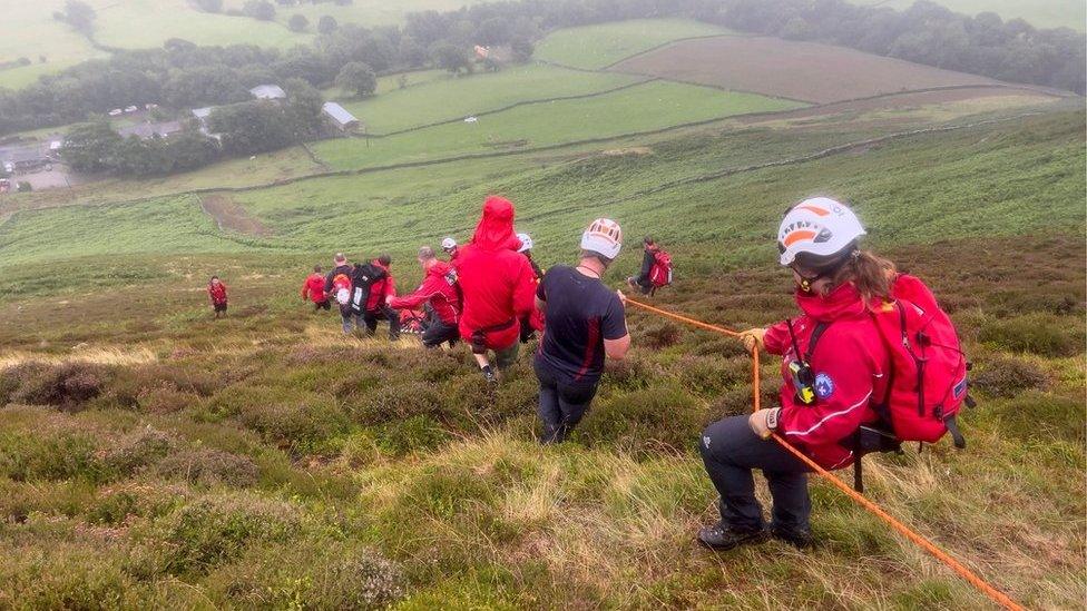 Blencathra: Bob Graham runner rescued after breaking ankle - BBC News