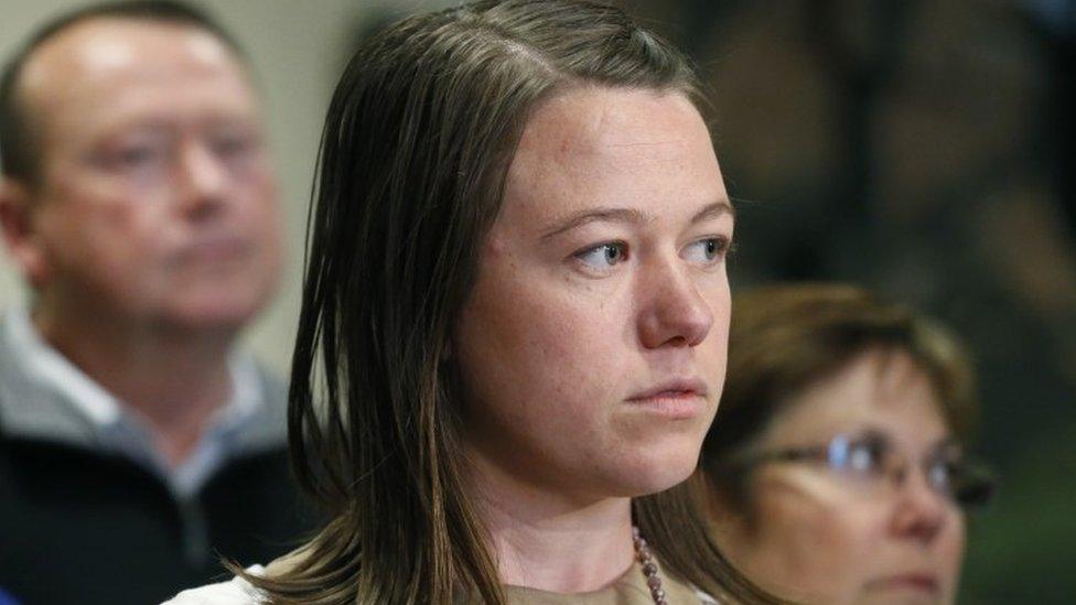 US woman jailed for cutting foetus from stranger's womb - BBC News