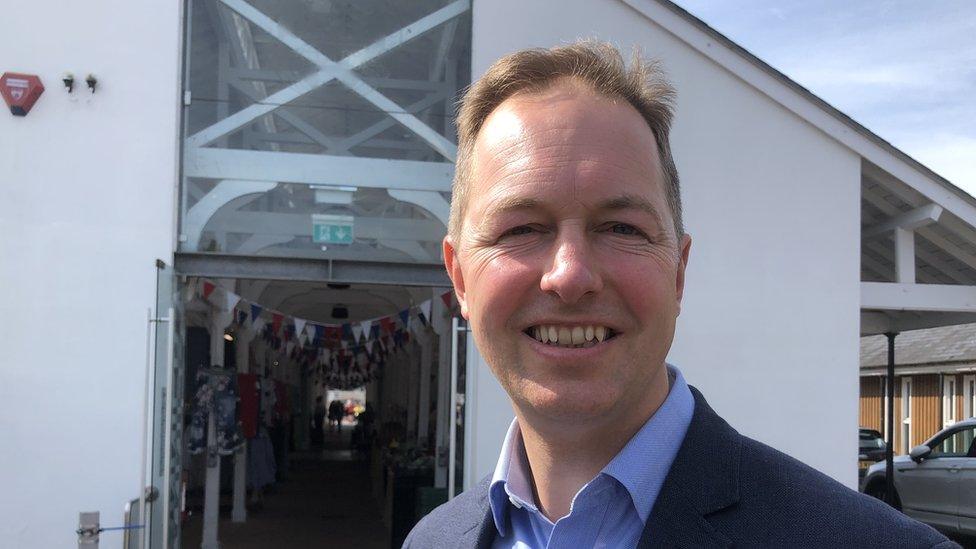 MP's misleading website links 'arouse suspicion' - BBC News