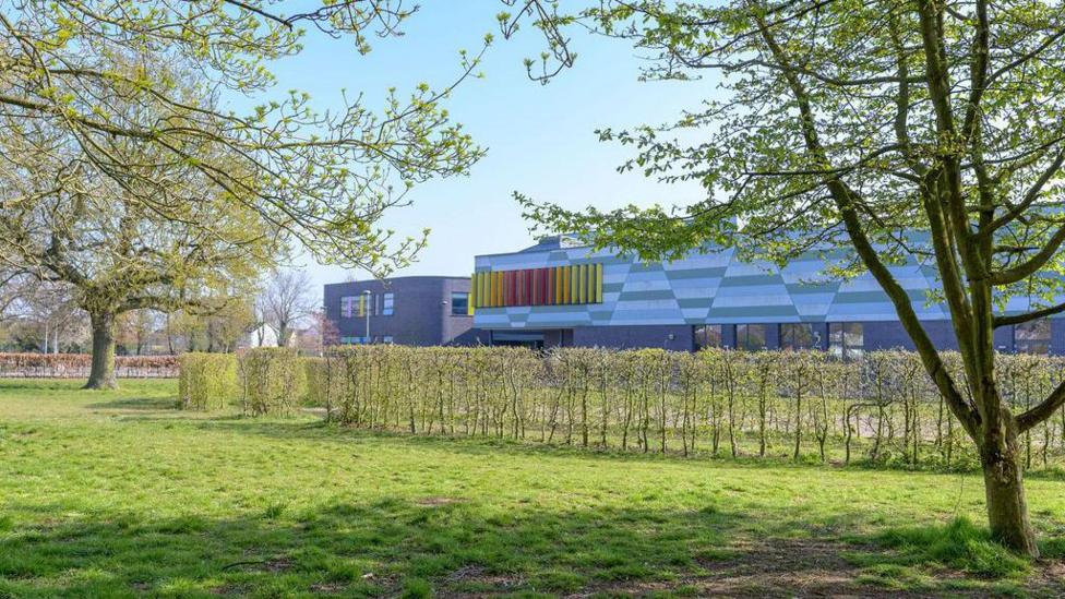 Neale-Wade Academy reopens sixth form applications - BBC News