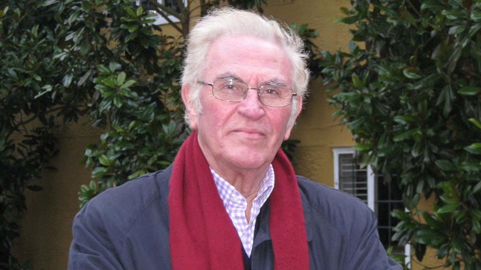 William G Stewart, 15 to 1 host, dies aged 84 - BBC News