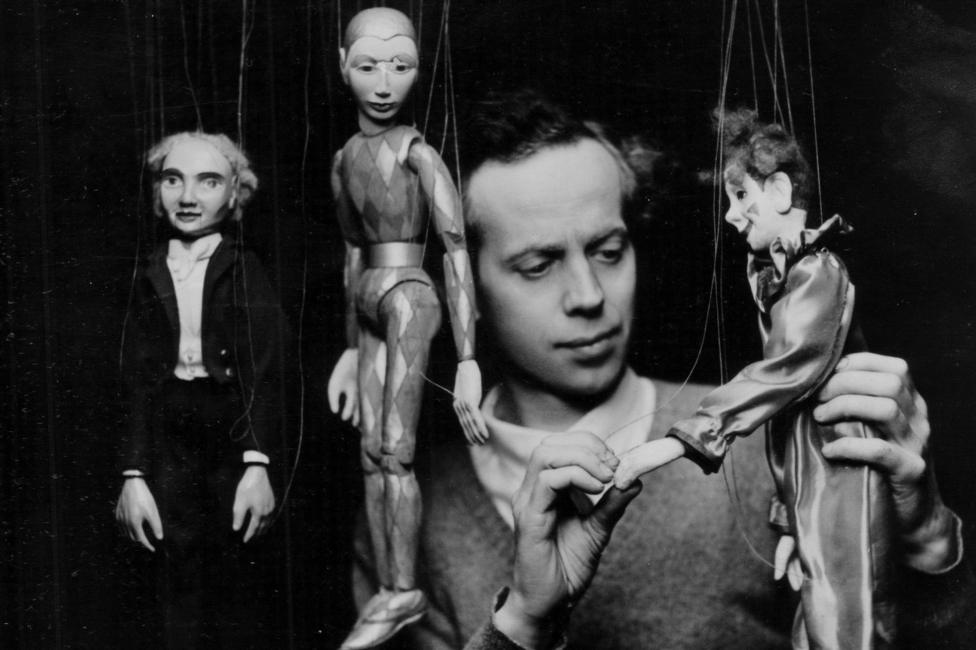 Wolverhampton museum hosts Waldo Lanchester's legendary puppets - BBC News