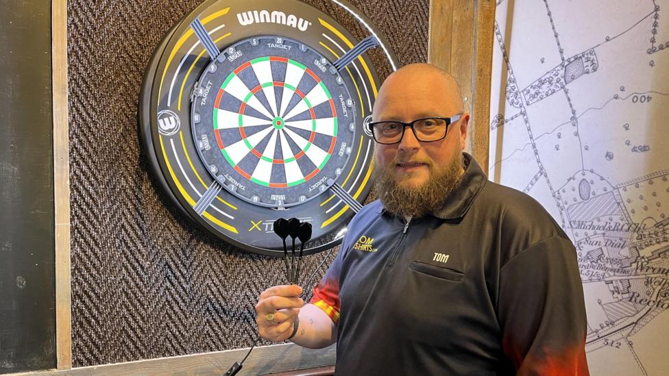 Wiltshire man finishes 12-hour darts world record attempt - BBC News