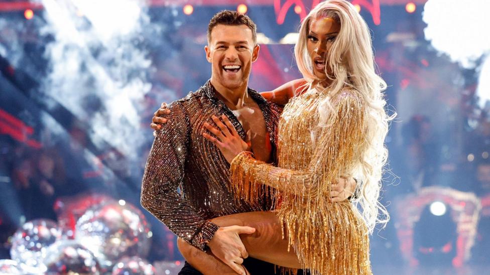 Tayce wins Strictly Come Dancing Christmas special - BBC News