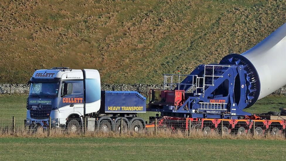 The troubles facing a Hawick wind farm's turbine deliveries - BBC News