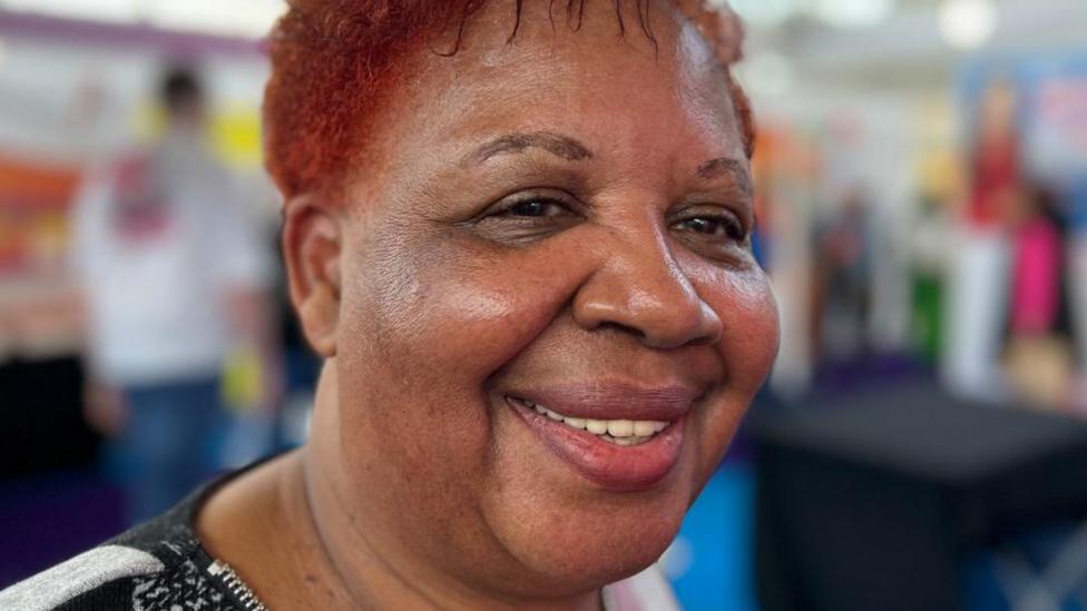 Jobs fair in Milton Keynes offers 10,000 vacancies - BBC News