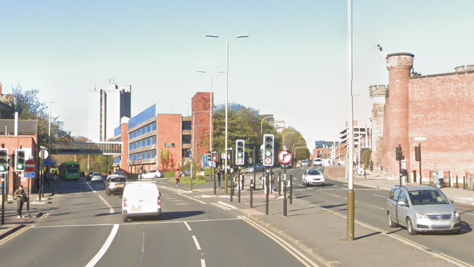 Leicester: Motorcyclist dies after lamp-post crash - BBC News