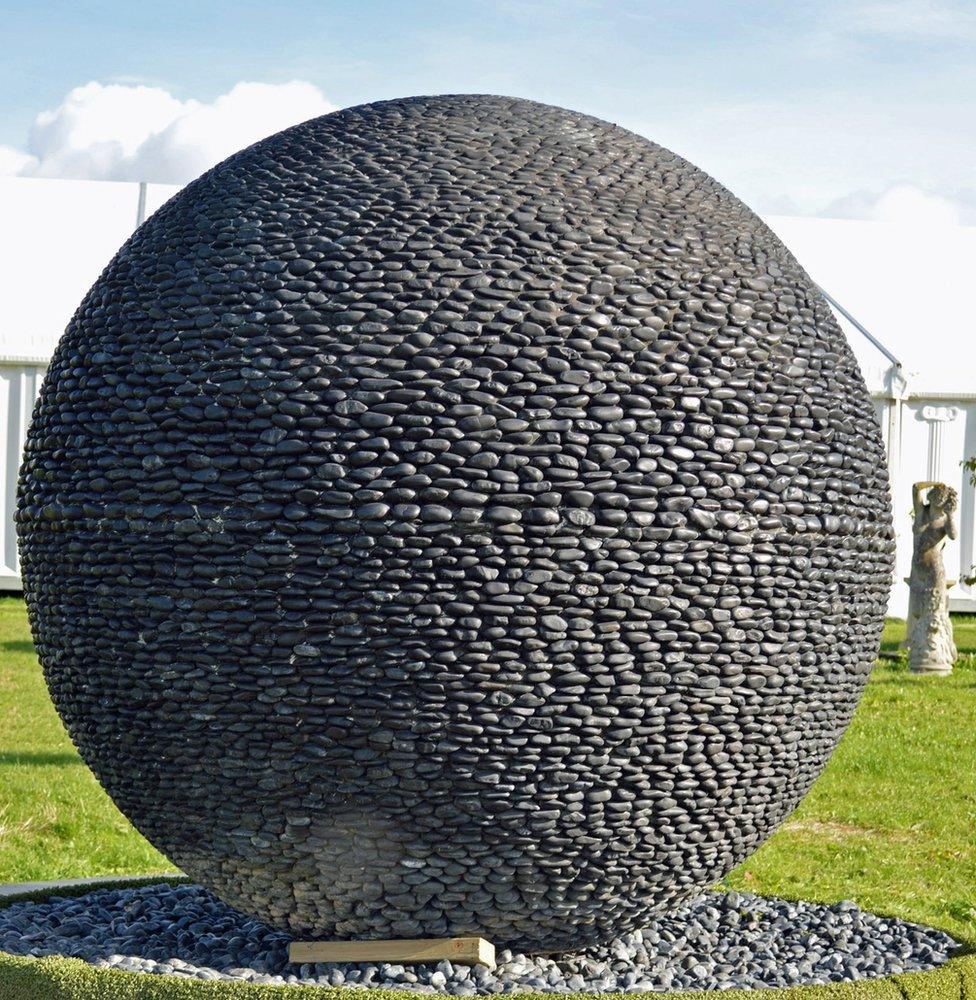 Publisher Felix Dennis's auction raises more than £1m - BBC News