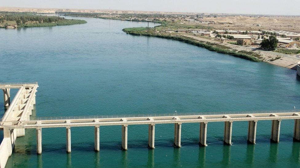 IS conflict: Iraqi general killed in suicide attack on base - BBC News