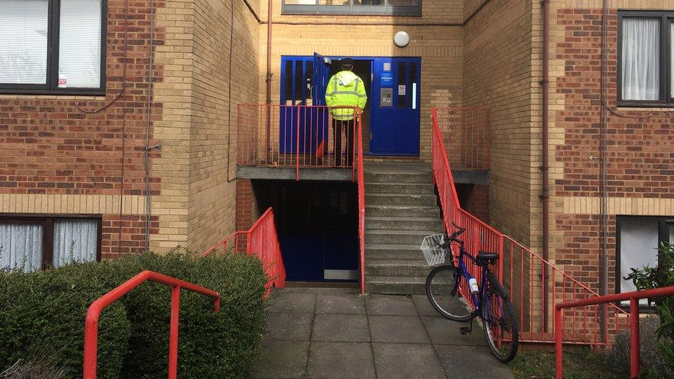 Southend murder probe as man stabbed in leg dies - BBC News