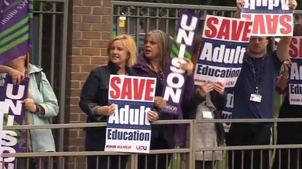 Reading College staff protest over job cuts - BBC News