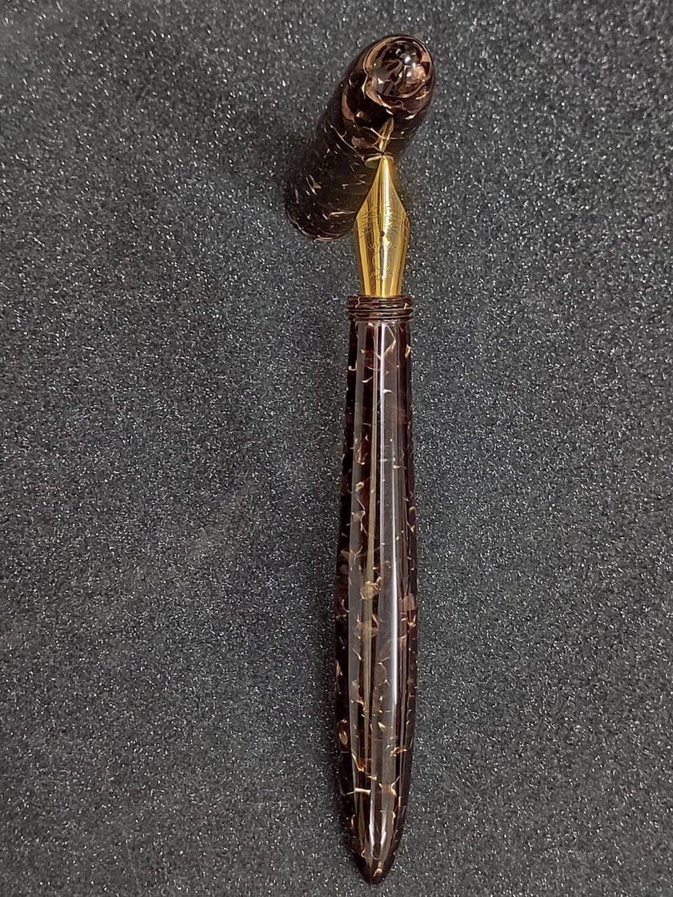 How India's artisanal fountain pens are making their mark - BBC News