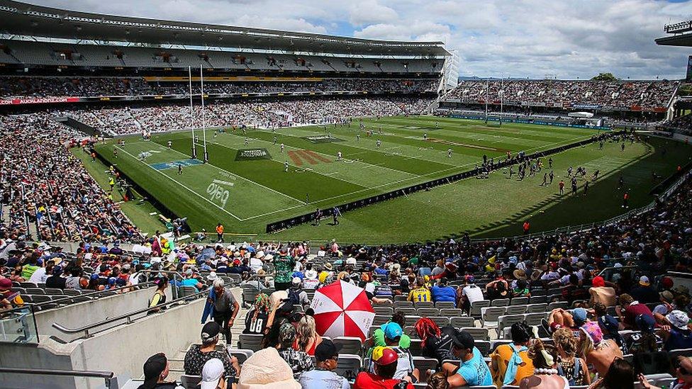 Cantores rygbi Elin Tomos: 'Profiad allai'm dychmygu' - BBC Cymru Fyw