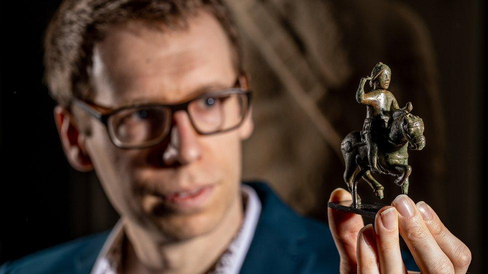 Yorkshire Museum opens Roman hoard display - BBC News